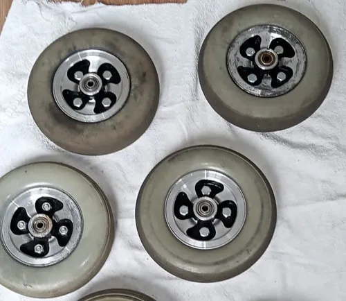 Roda Pneu Completo Maciço P/ Cadeira Freedom Ortobras O Par | Frete grátis Roda Pneu Completo Maciço P/ Cadeira Freedom Ortobras O Par | Frete grátis