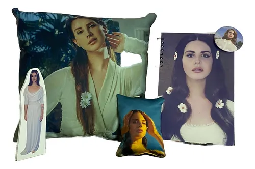 Paquete Cojin Lana Del Rey Libreta Pin Llavero Cantante | Envío gratis Paquete Cojin Lana Del Rey Libreta Pin Llavero Cantante | Envío gratis