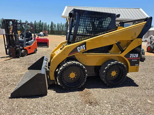 Minicargador Cat 252b Llantas Solidas 12-16.5. | MercadoLibre