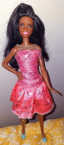 Barbie Morena Articulada De Rodillas Nikki | Cuotas sin interés Barbie Morena Articulada De Rodillas Nikki | Cuotas sin interés
