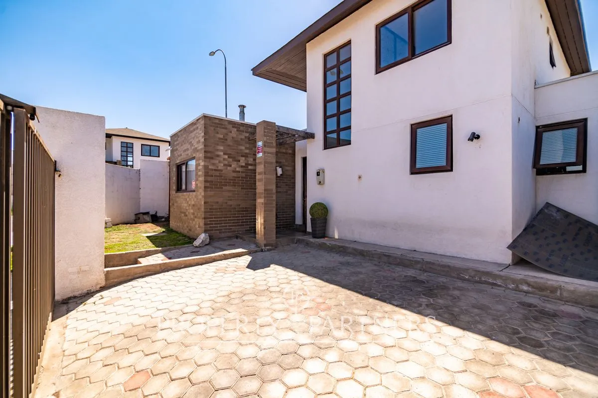 Casa En Sector De Colegios Y Alta Plusvalía, Cerro ...