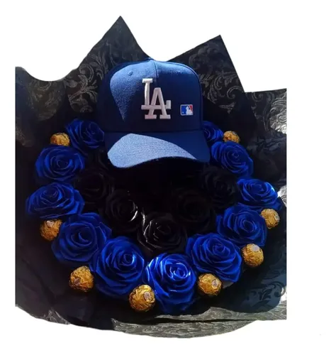 Ramo De Rosas Para Hombre. 24 Rosas Con Gorra Y Chocolates | Envío gratis