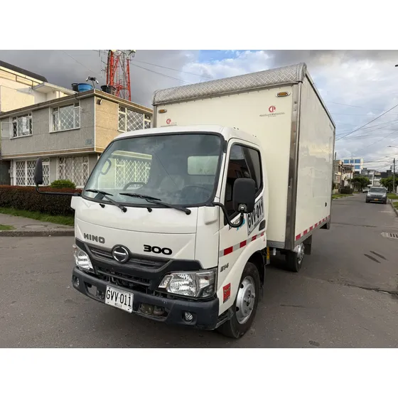 Hino 300 716 Ficha Técnica - Camiones | TuCarro