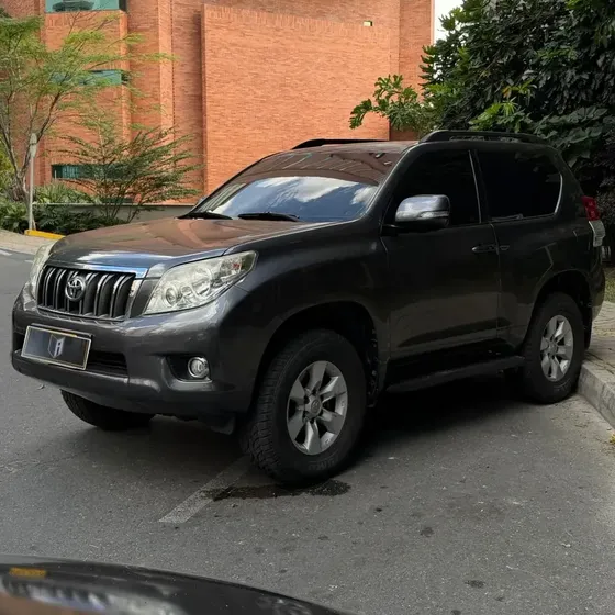Toyota Prado Gris Raton - Carros y Camionetas, 3 puertas | TuCarro